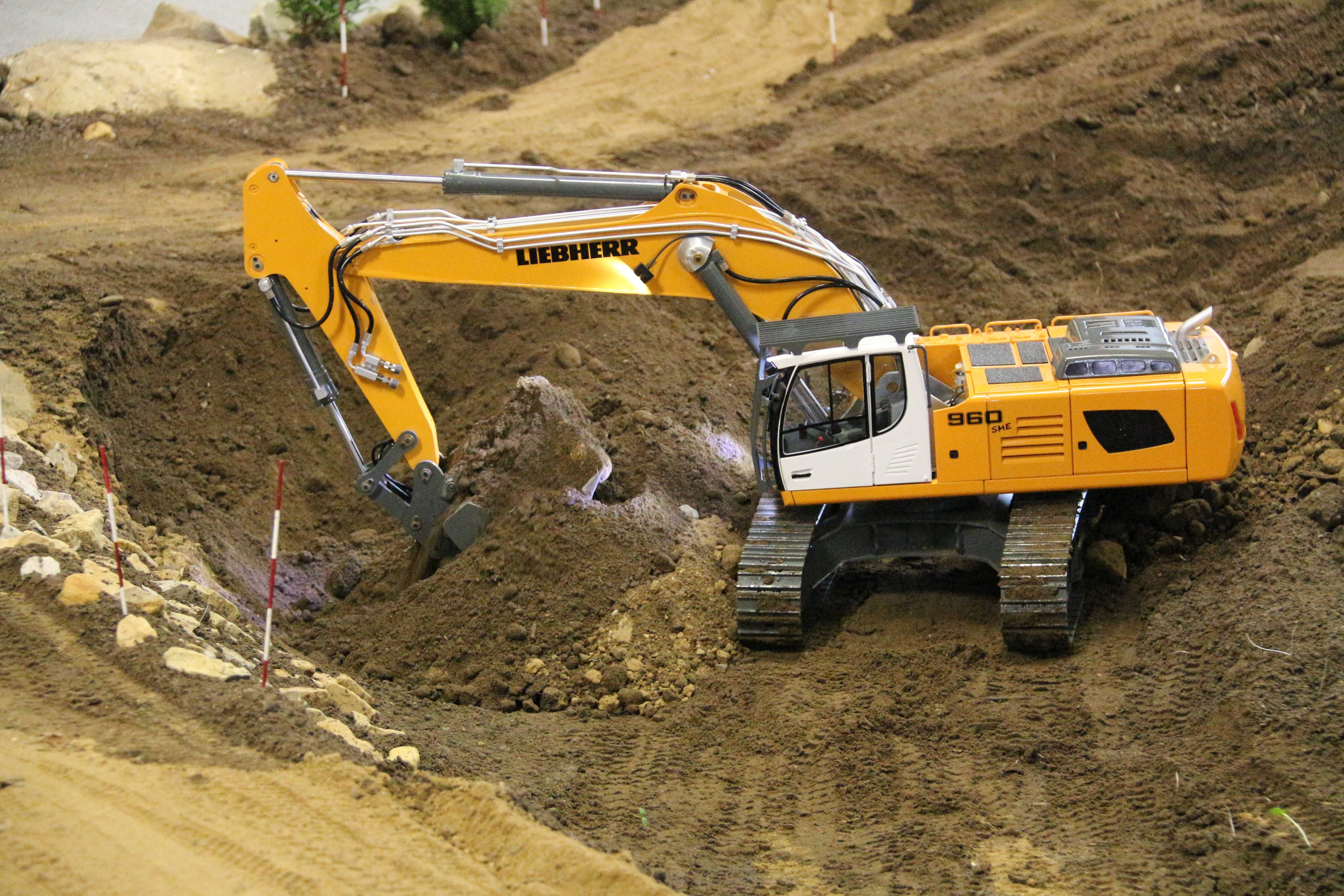 TRUCKS & Details » Markt & News Erlkönig: Liebherr R960 SME von ...